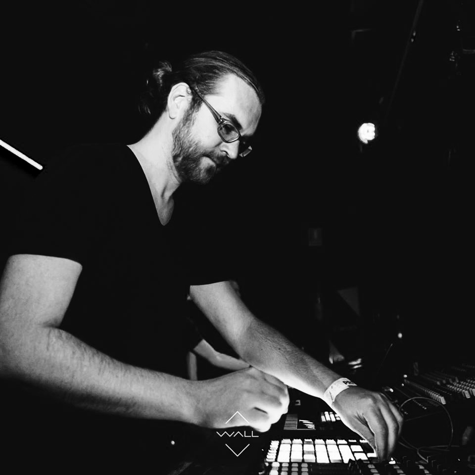 INTERVIEW Peter Pardeike – Torture the Artist